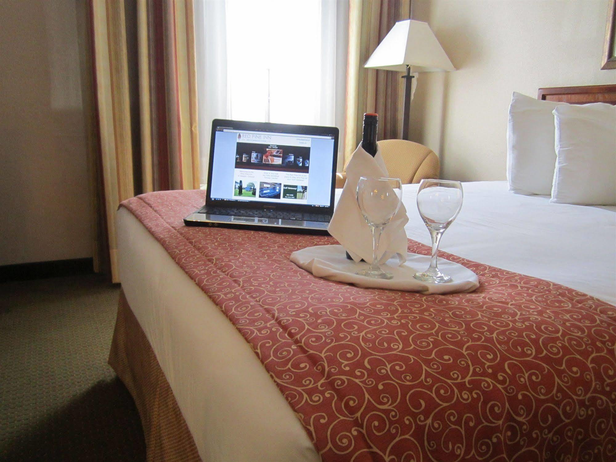 RED PINE INN & CONFERENCE CENTRE | ⋆⋆⋆ | ALLISTON, CANADA | SEASON ...