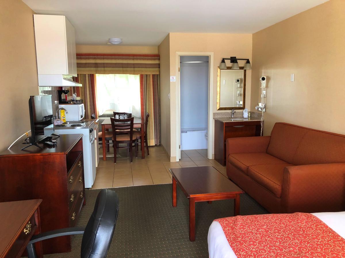 RED PINE INN & CONFERENCE CENTRE | ⋆⋆⋆ | ALLISTON, CANADA | SEASON ...